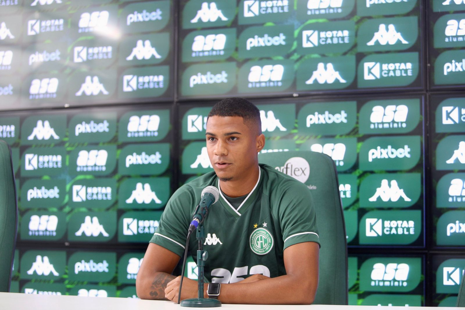 Derlan é apresentado e destaca: 'honrado em vestir essa camisa ...